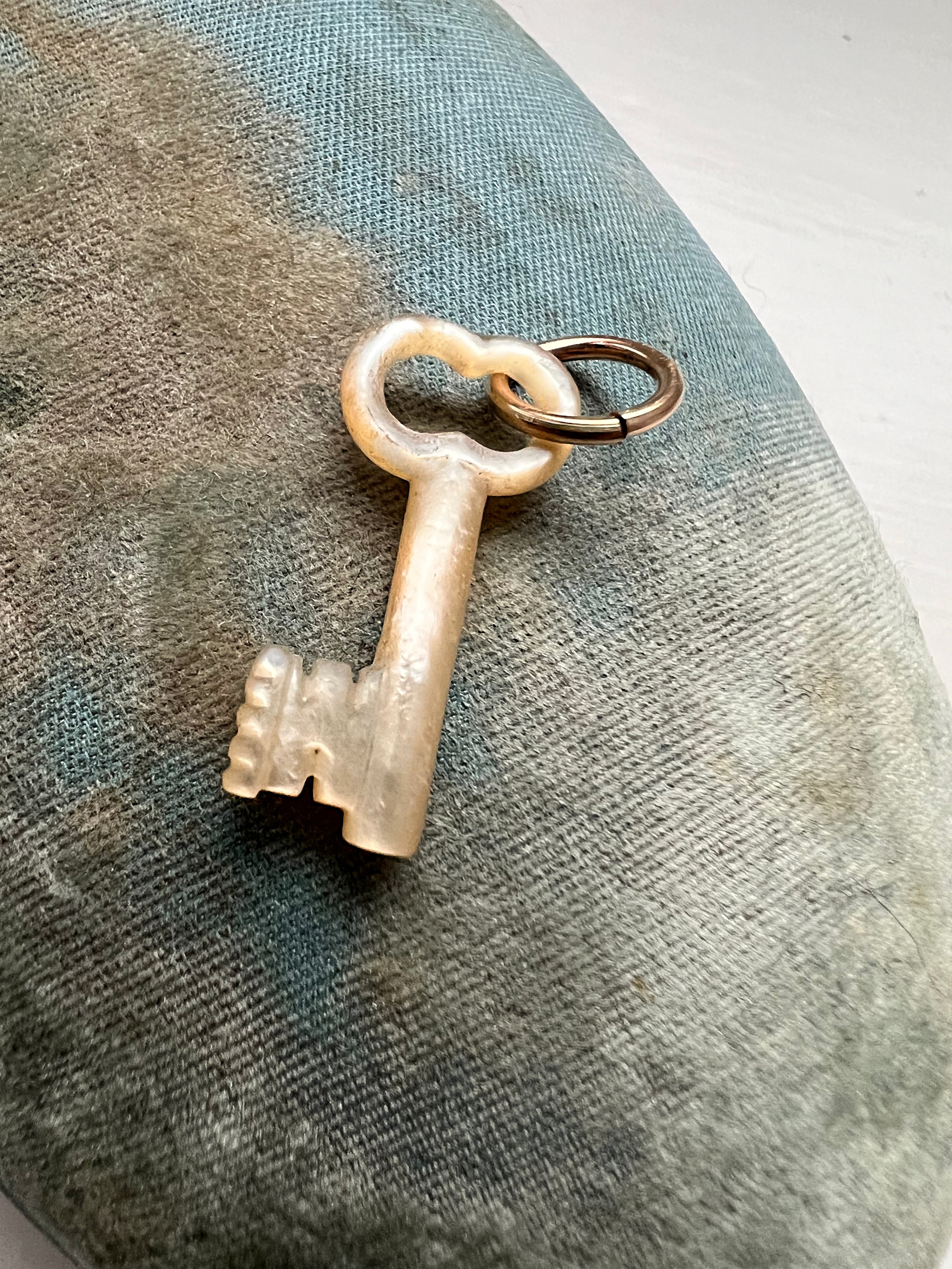 EARLY 19TH CENTURY MOTHER OF PEARL KEY PENDANT – The Old Cut