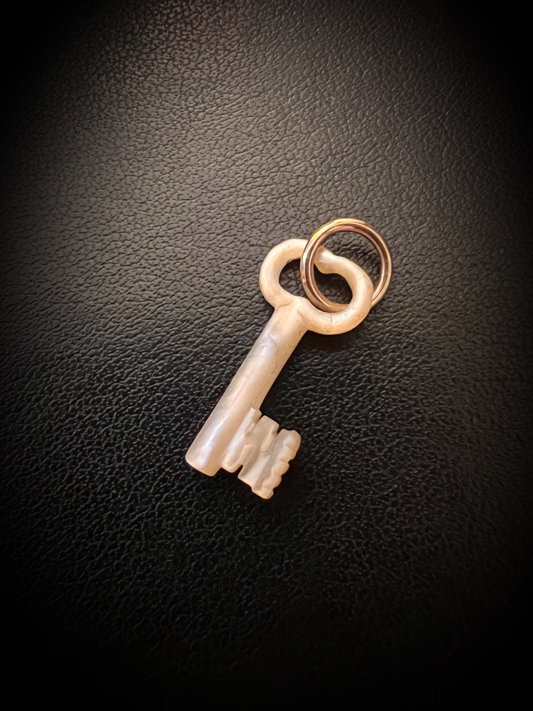 EARLY 19TH CENTURY MOTHER OF PEARL KEY PENDANT – The Old Cut