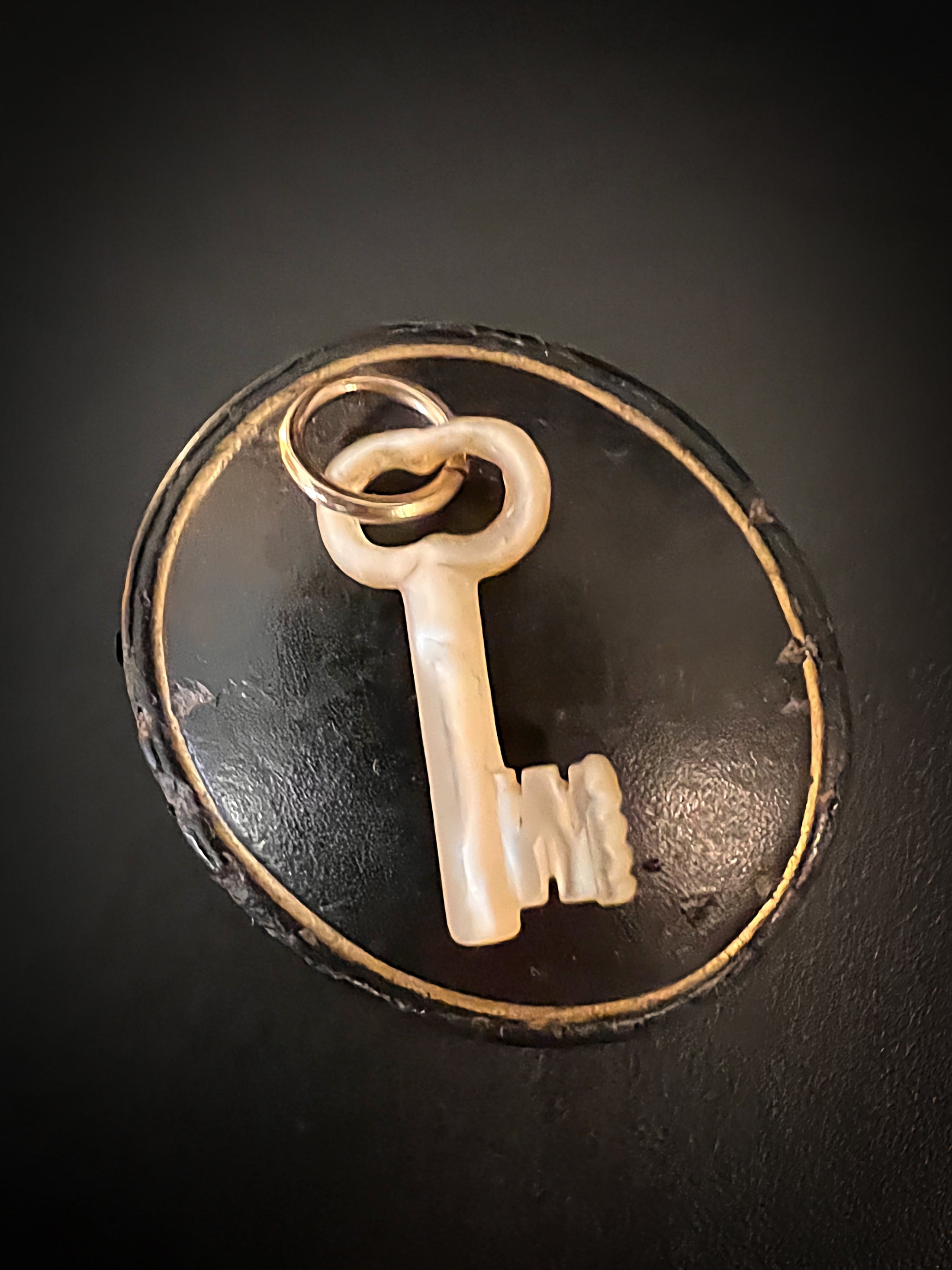 EARLY 19TH CENTURY MOTHER OF PEARL KEY PENDANT – The Old Cut